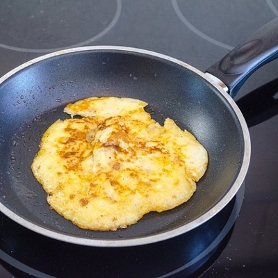 “Oiling” a Frying Pan | Think Tasty